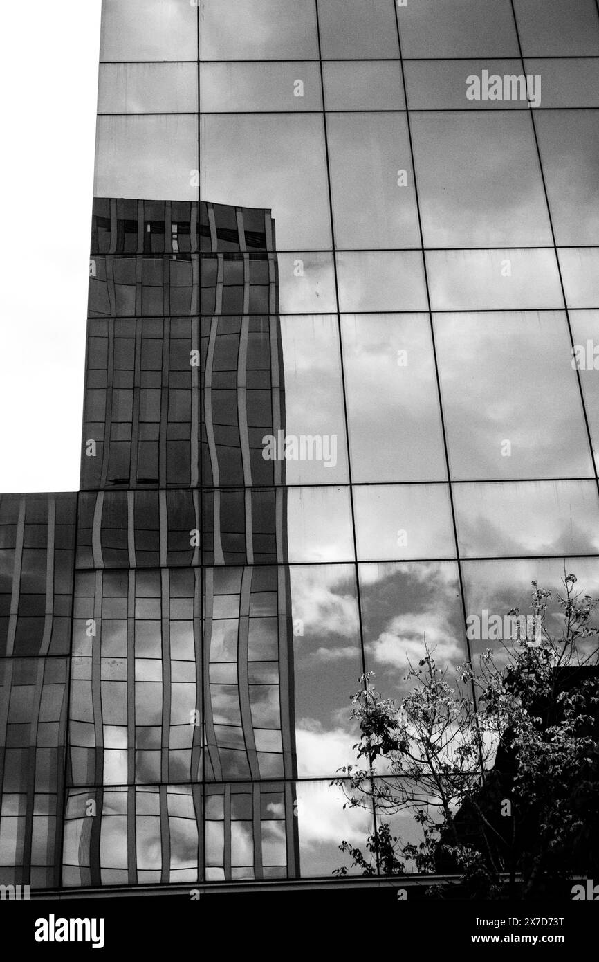 Dark glass facade reflections hi-res stock photography and images - Alamy