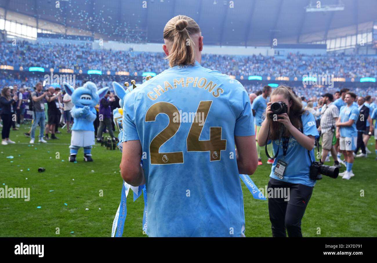 Erling haaland premier league trophy hi-res stock photography and ...