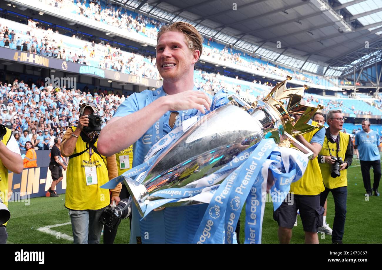 Kevin de bruyne premier league trophy hi-res stock photography and ...