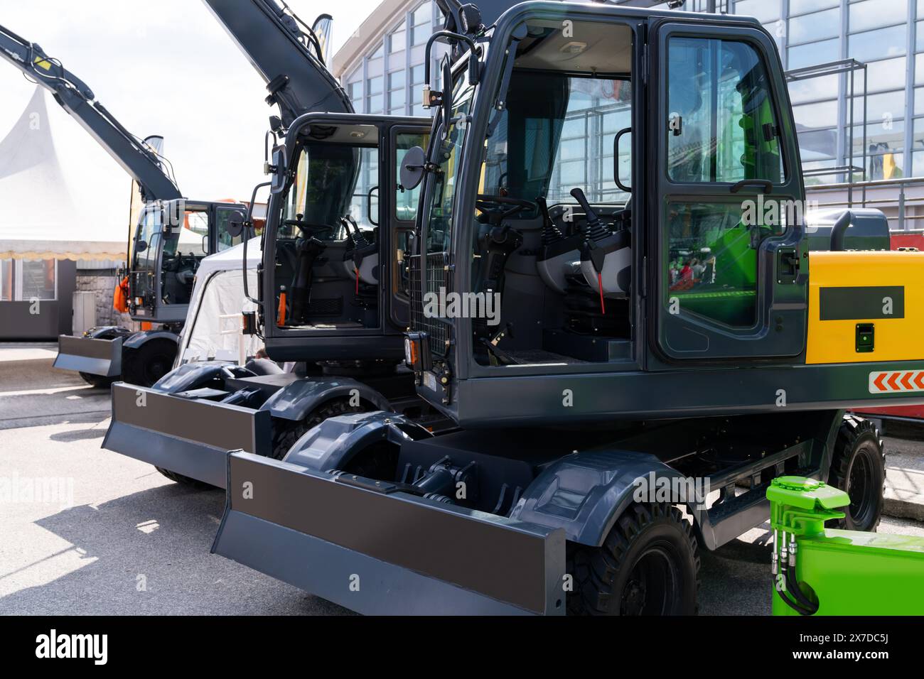 Construction site excavators heavy hi-res stock photography and images ...