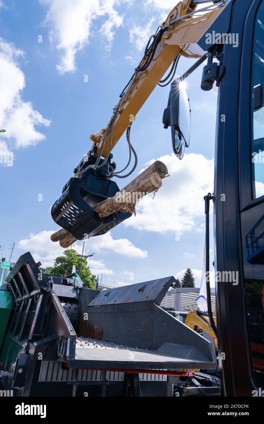 Loading of timber. Loader close up Stock Photo - Alamy