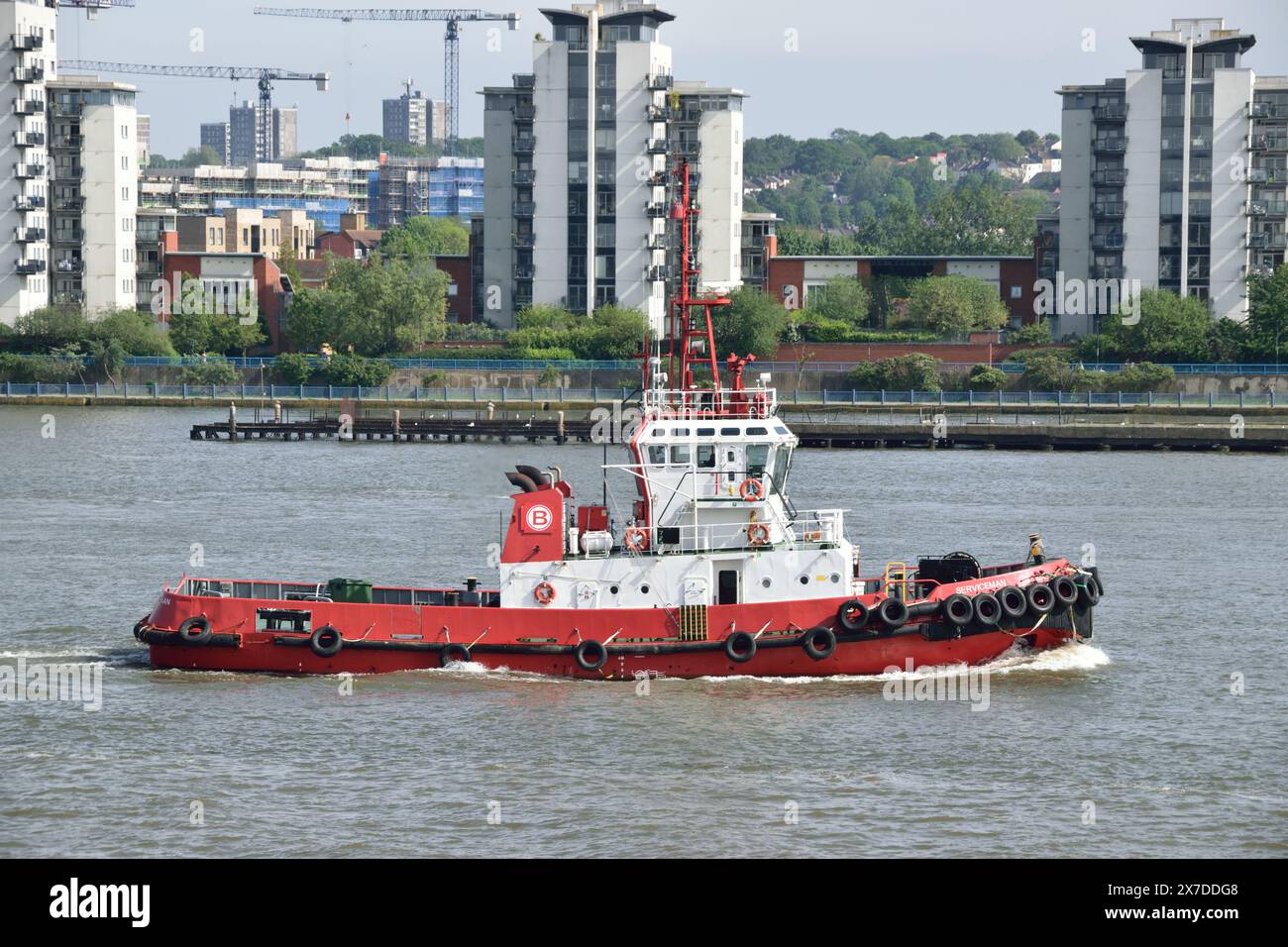 Boluda Towage tug SERVICEMAN operating on the River Thames in London ...