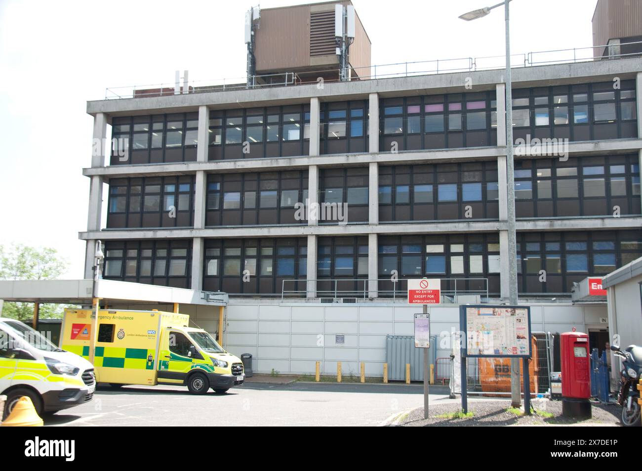 Hospital ambulances hi-res stock photography and images - Alamy