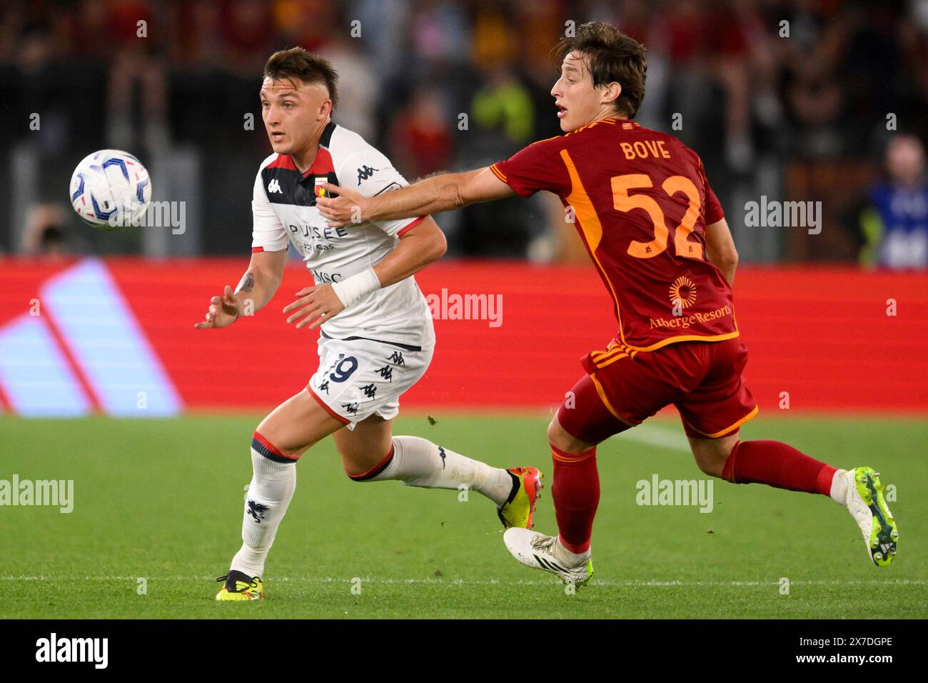 Mateo Retegui of Genoa CFC and Edoardo Bove of AS Roma during the Serie ...