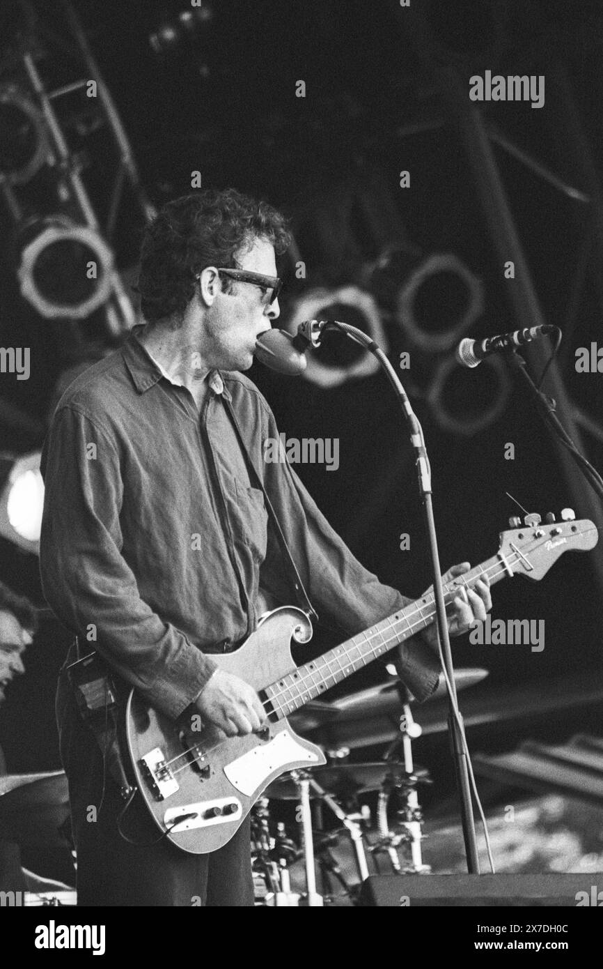 MARK SANDMAN, MORPHINE, GLASTONBURY 1995: Singer and bass guitarist ...
