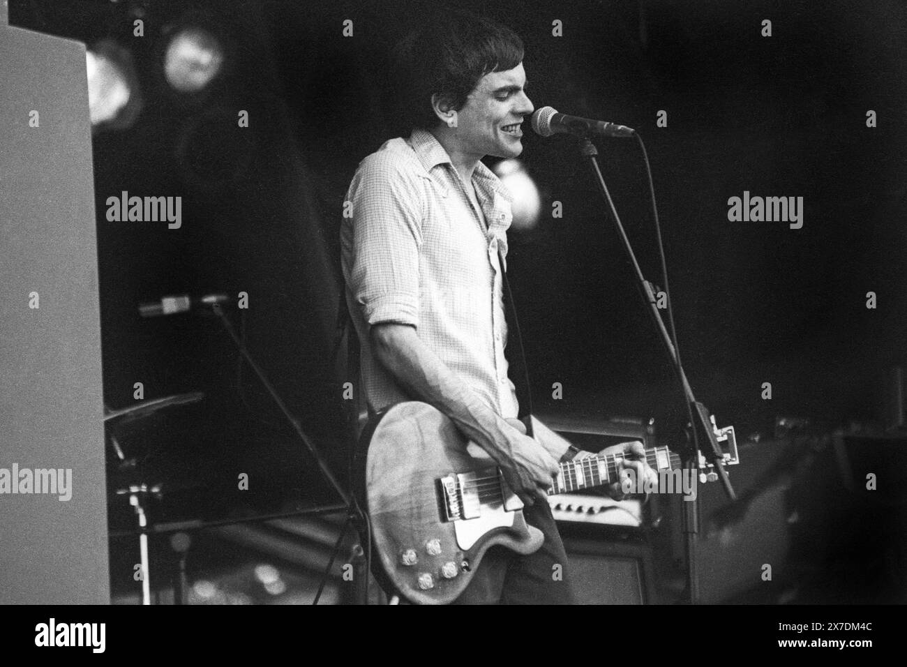 BRIAN BELL, WEEZER, NME STAGE, GLASTONBURY 1995: Brian Bell (shirt) of ...