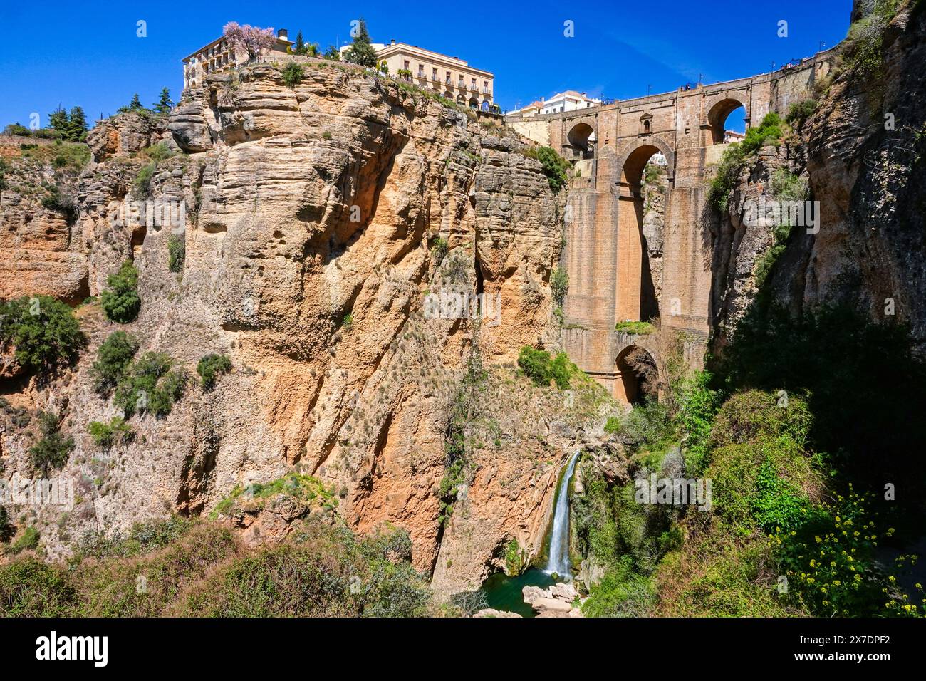 The Puente Nuevo or New Bridge spanning the El Tajo de Ronda canyon and ...