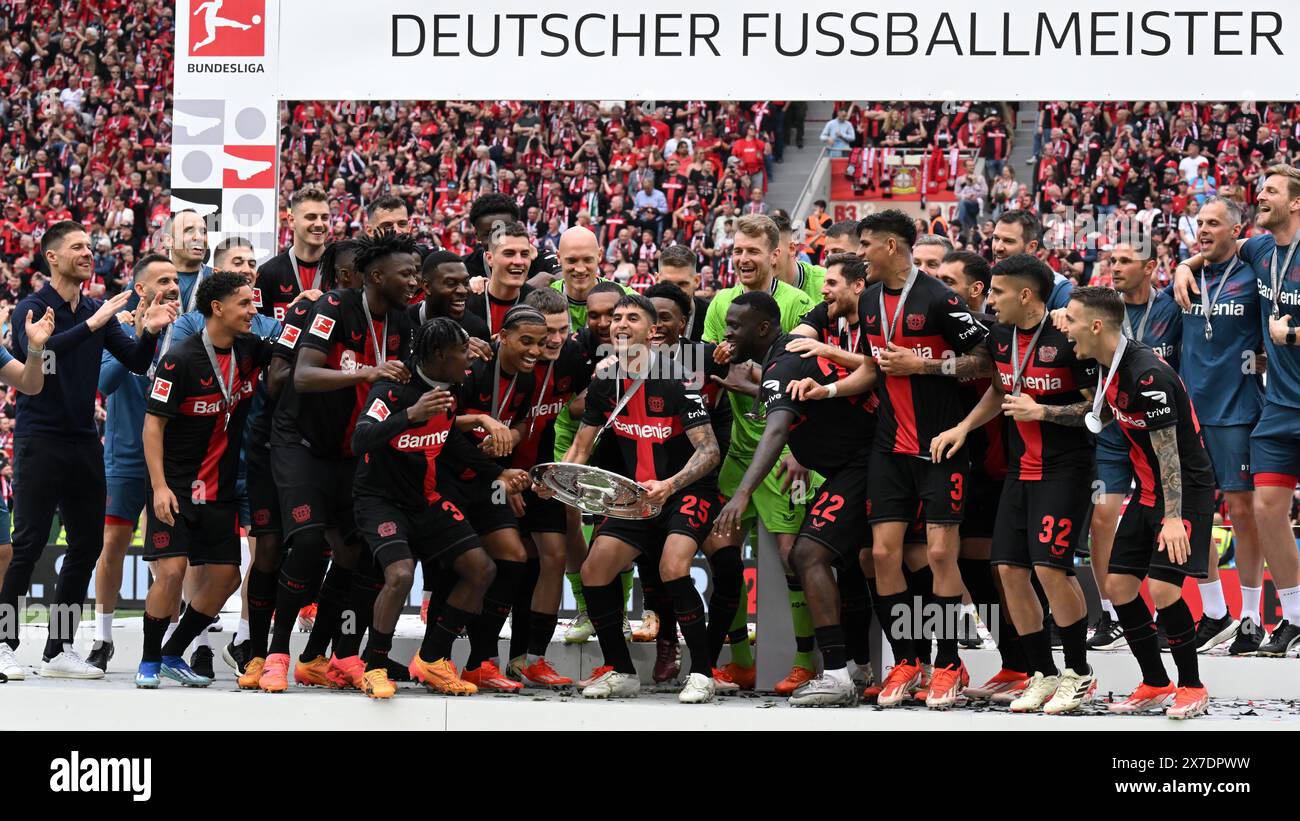 LEVERKUSEN - Exequiel Palacios of Bayer 04 Leverkusen with the Bundesliga Meisterschale ( Bayer ...
