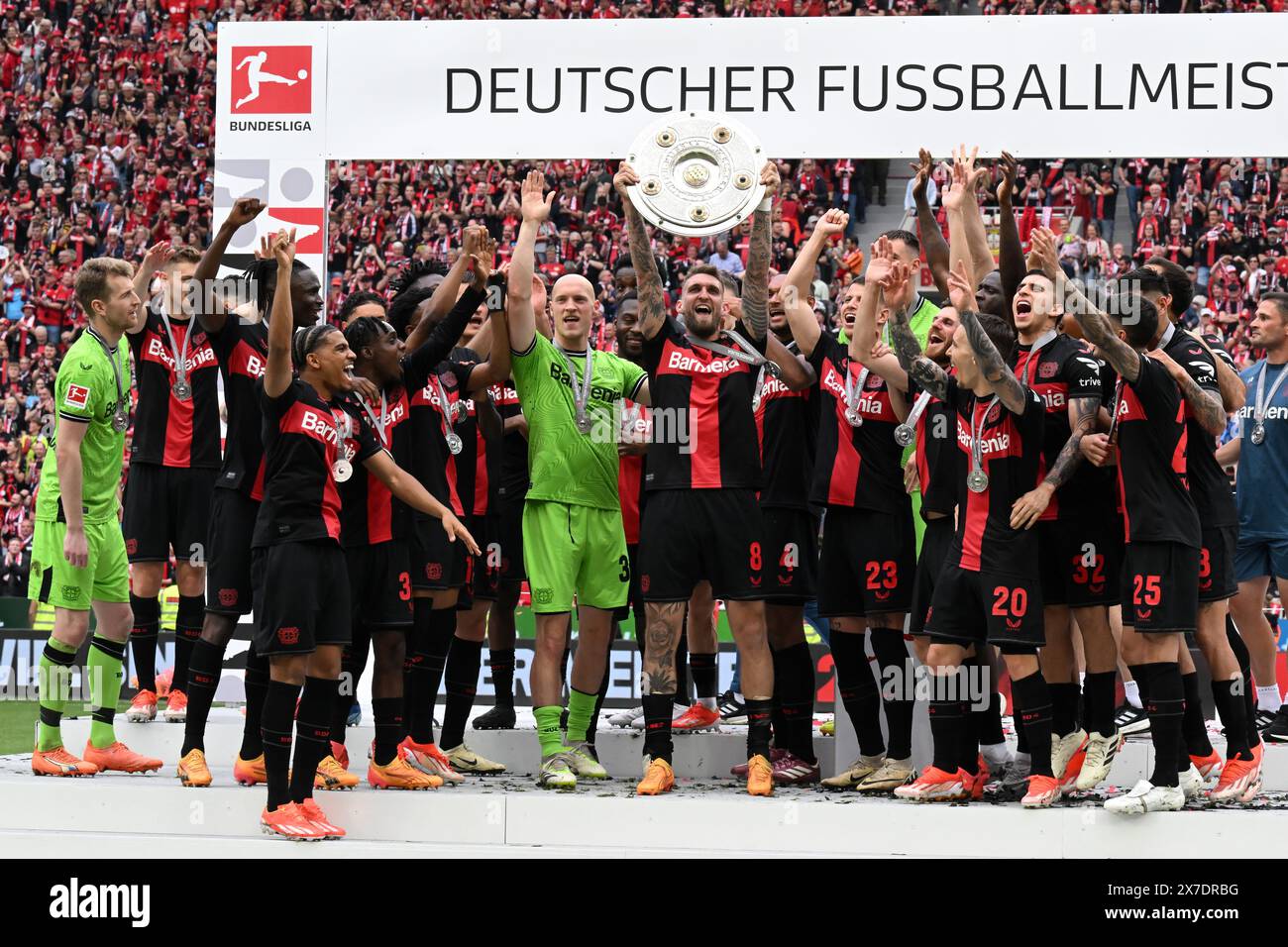 LEVERKUSEN - Robert Andrich of Bayer 04 Leverkusen with the Bundesliga Meisterschale ( Bayer 04 ...