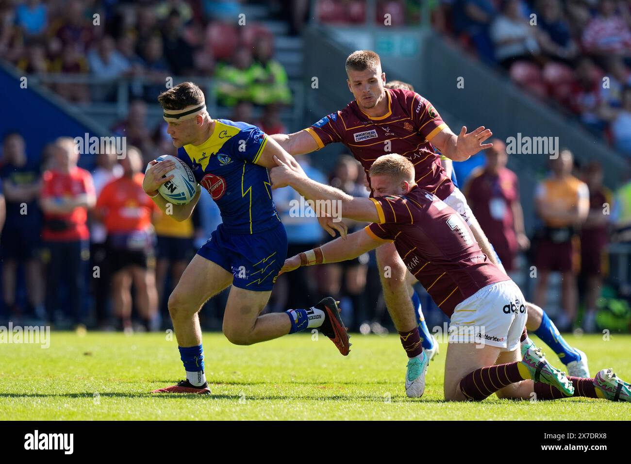 Josh Thewlis of Warrington Wolves breaks through the Huddersfield ...