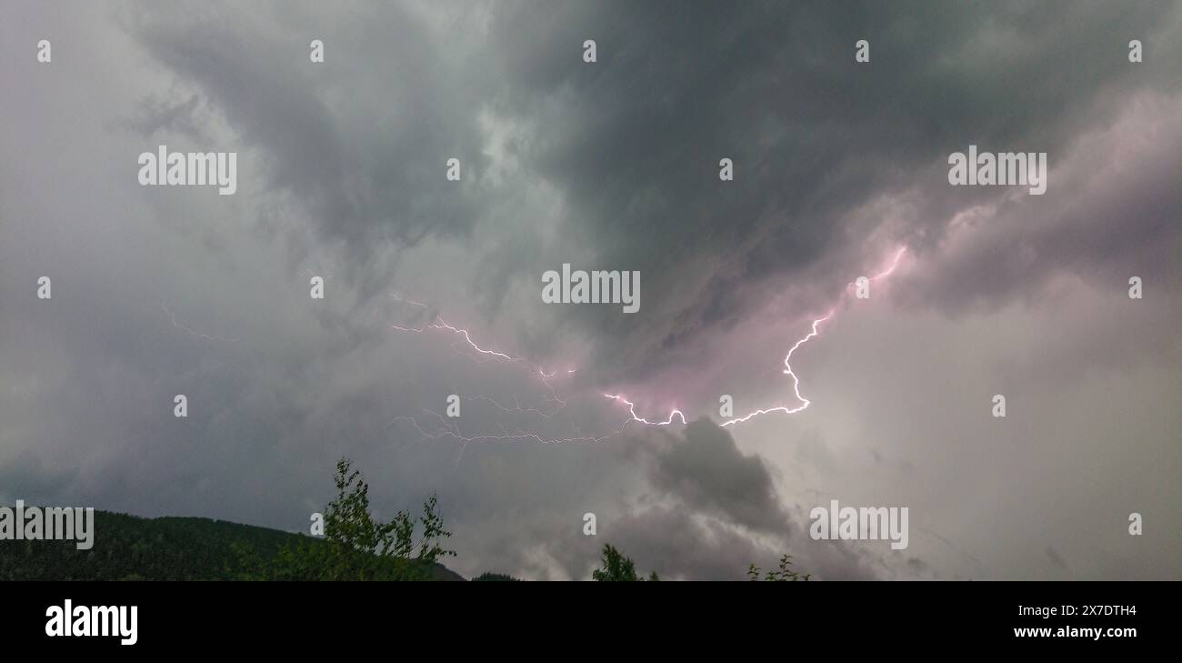 Lightning bolt through cloud hi-res stock photography and images - Alamy