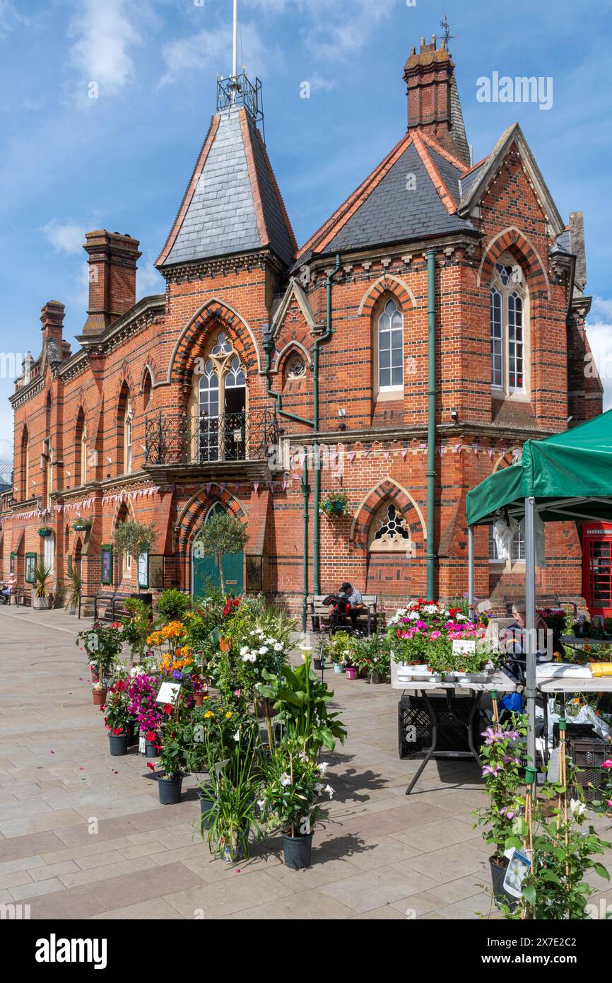 Wokingham Town Hall in the town centre, Berkshire, England, UK, with a ...