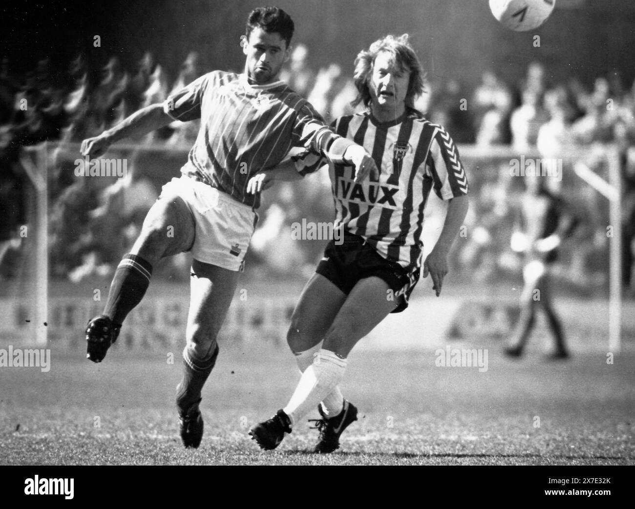 PORTSMOUTH'S GAVIN MAGUIRE CLEARS FROM SUNDERLANDS ERIC GATES, 1988 PIC ...
