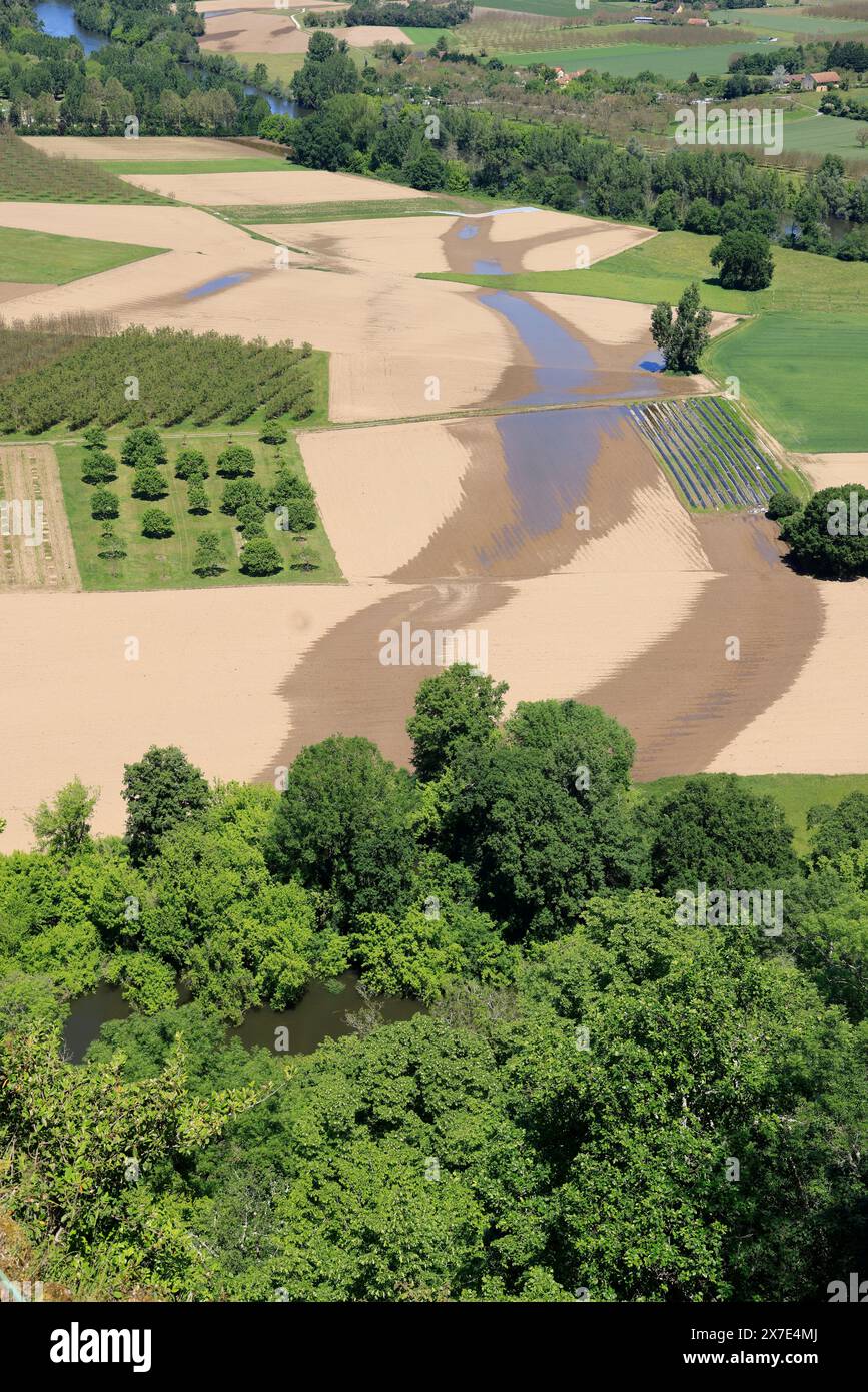 The Dordogne River flows through agricultural land in Périgord Noir in ...