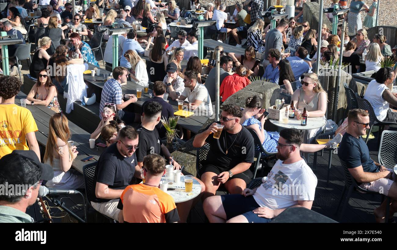 A busy bar on Brighton seafront during the summer Stock Photo - Alamy