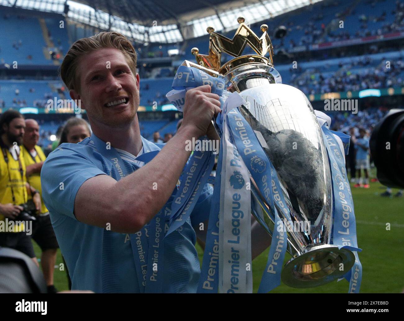 Kevin de bruyne premier league trophy hi-res stock photography and ...