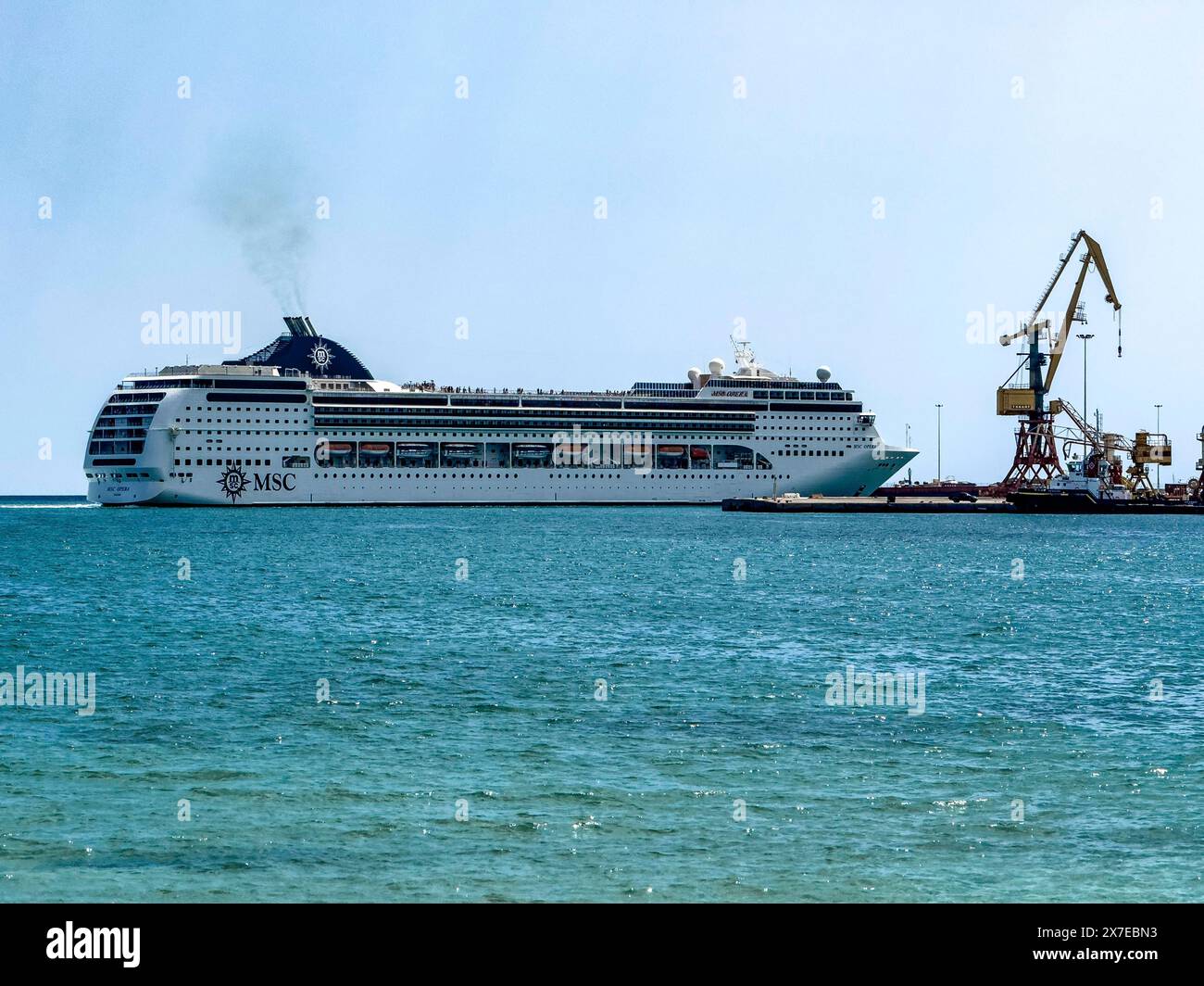 Huge cruise ship from shipping company MSC arrives in Iraklion harbour ...