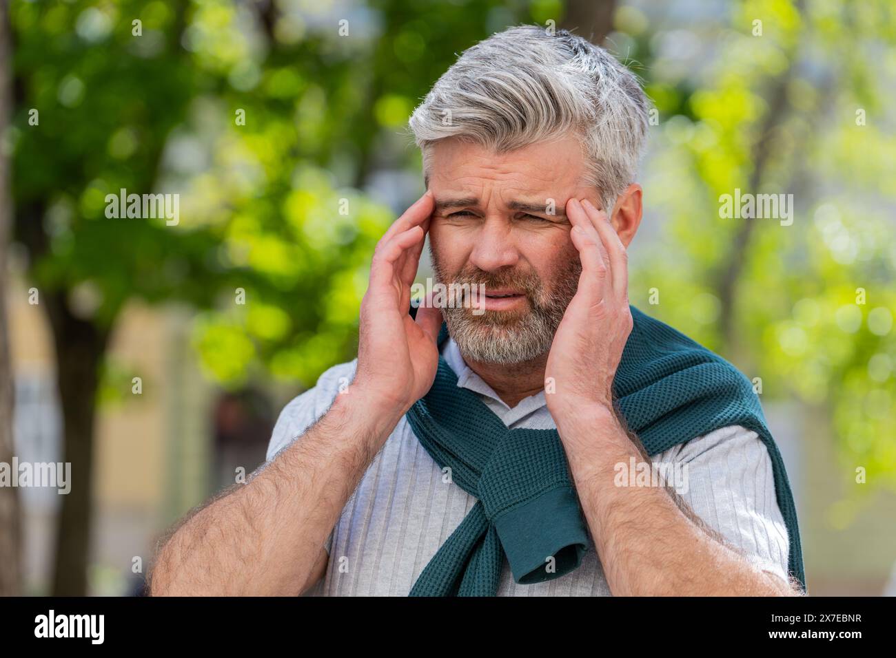 Rub rubbing temple temples head hi-res stock photography and images - Alamy
