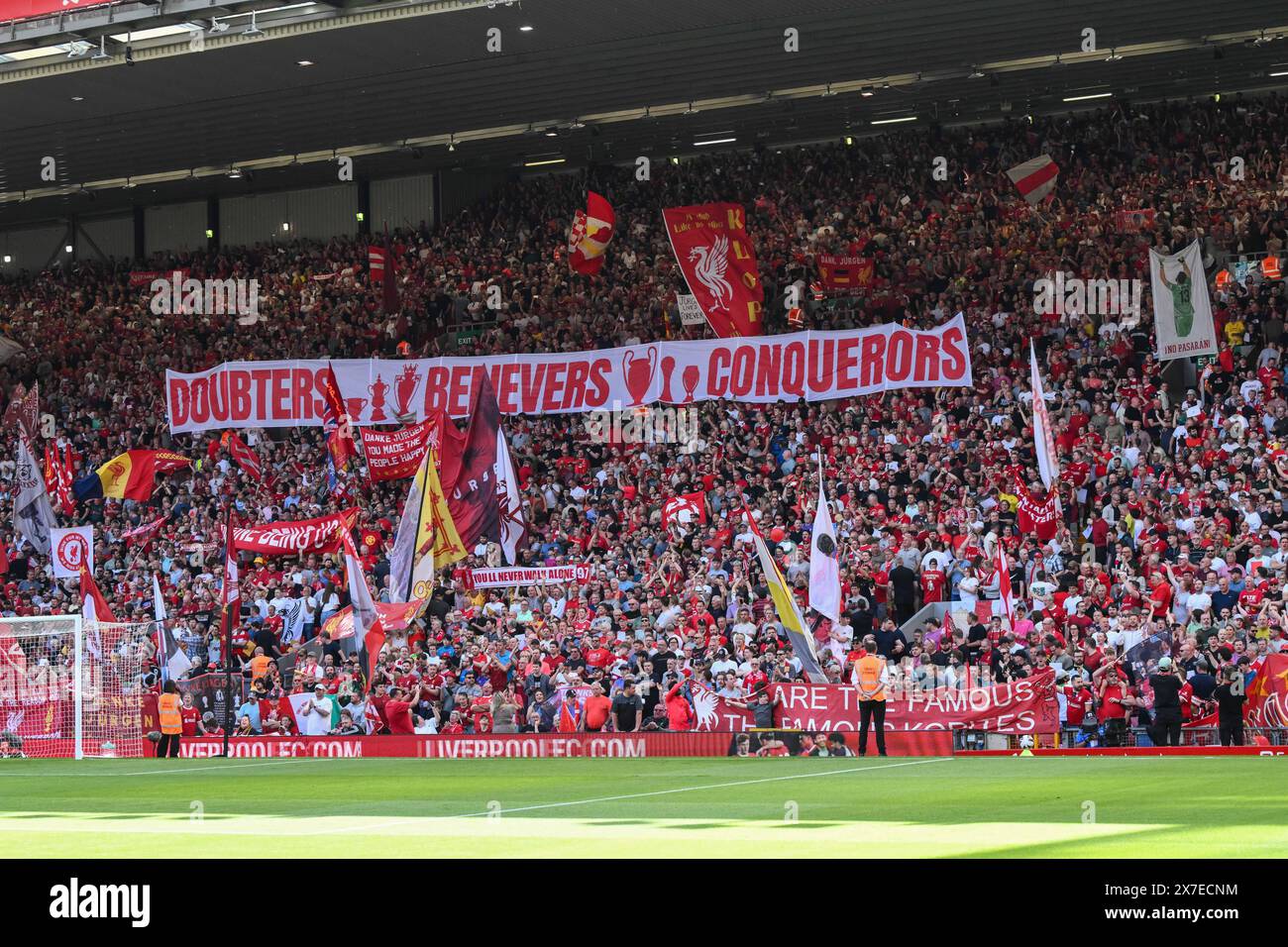 Liverpool fans wave flags and banners hi-res stock photography and ...