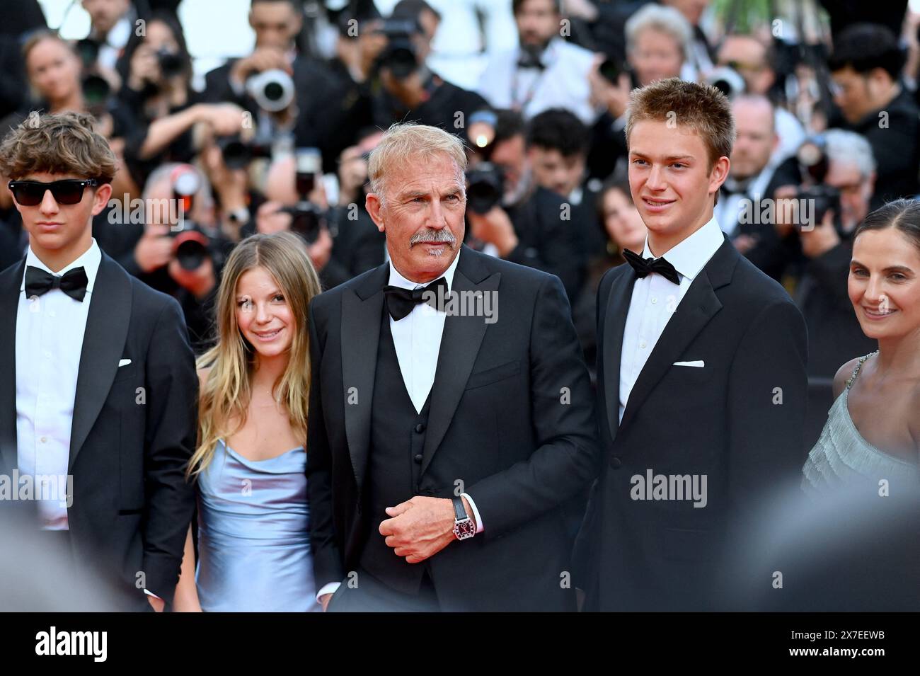 (L to R) Hayes Costner, Grace Avery Costner, Kevin Costner, Cayden ...