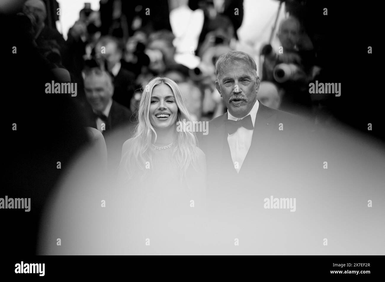 Kevin costner and sienna miller Black and White Stock Photos & Images ...