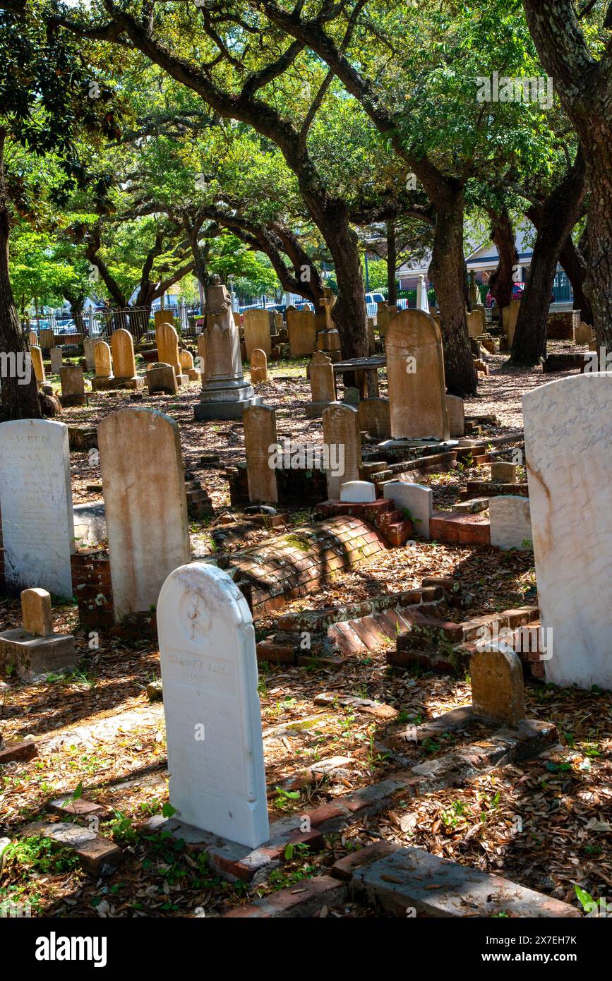 The old burying ground is a historic cemetery site in Beaufort, North Carolina Stock Photo - Alamy
