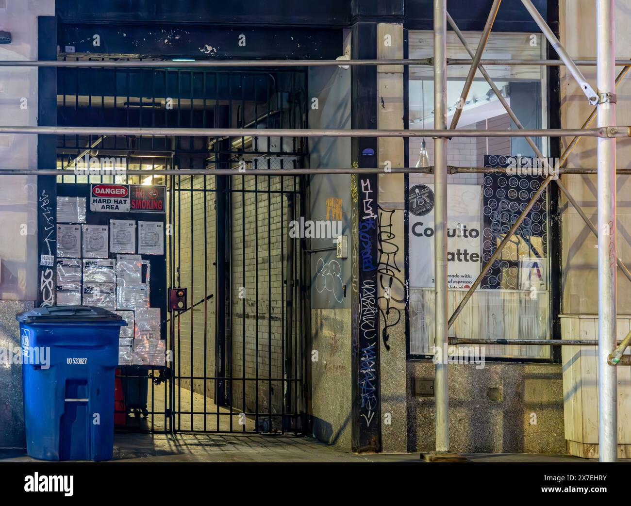 alley way in nyc Stock Photo - Alamy