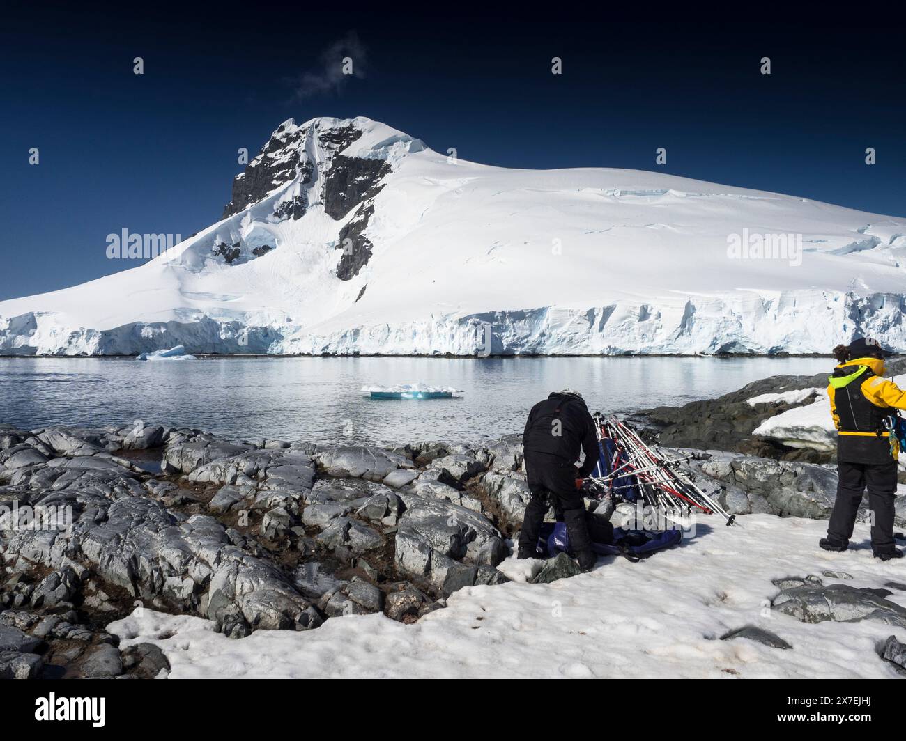 Beach with cliff in bg hi-res stock photography and images - Alamy