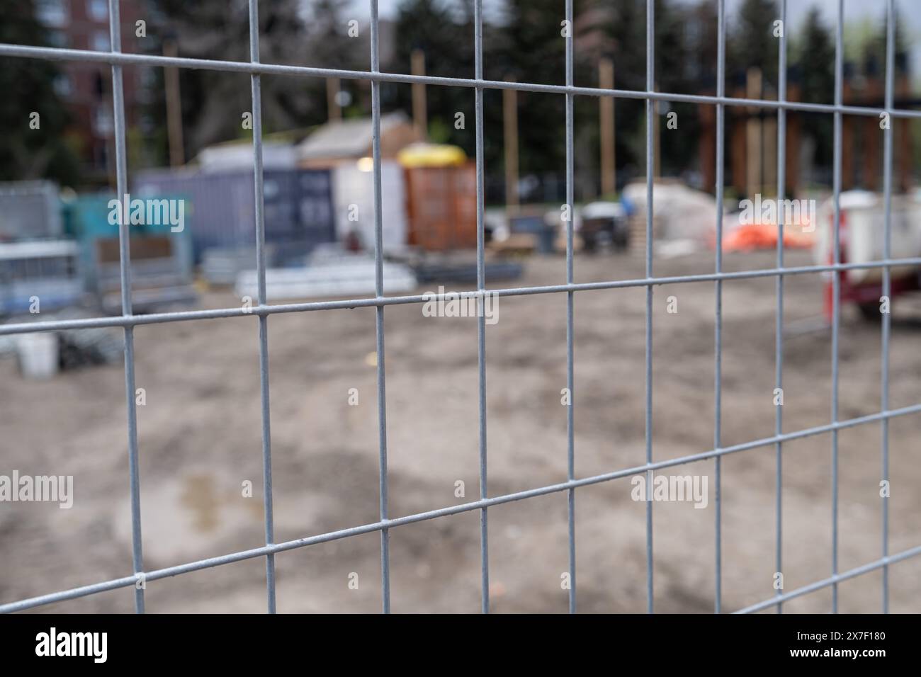 Building site behind fence hi-res stock photography and images - Alamy