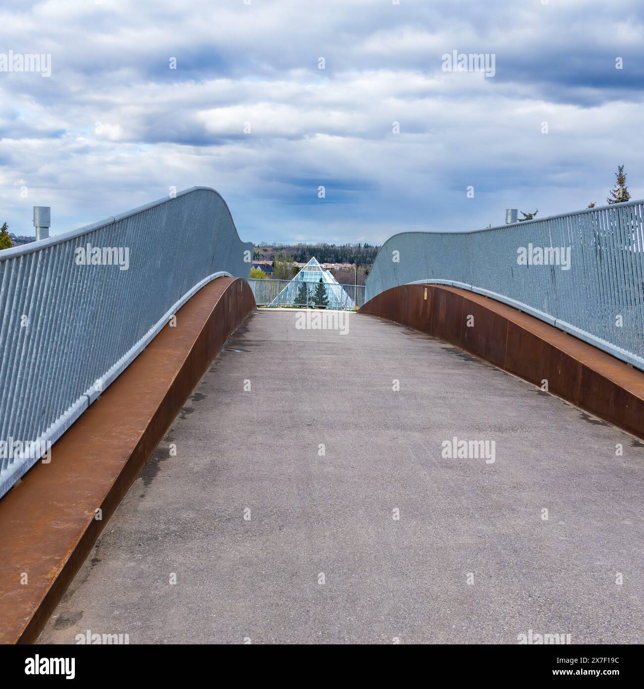 Kahasiniskak pedestrian bridge hi-res stock photography and images - Alamy