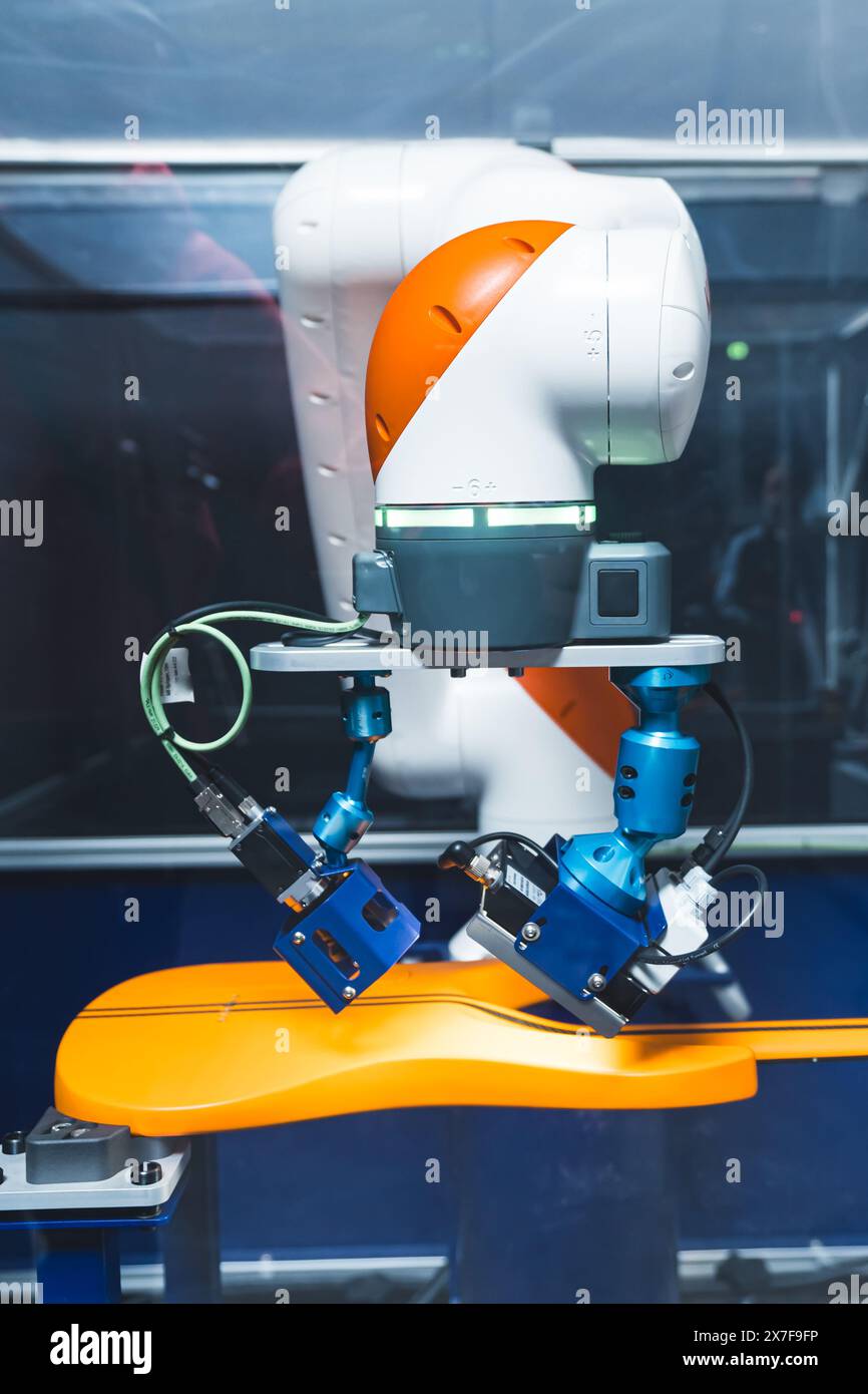 Paint control - using robot arm, vertical shot, industrial robot ...