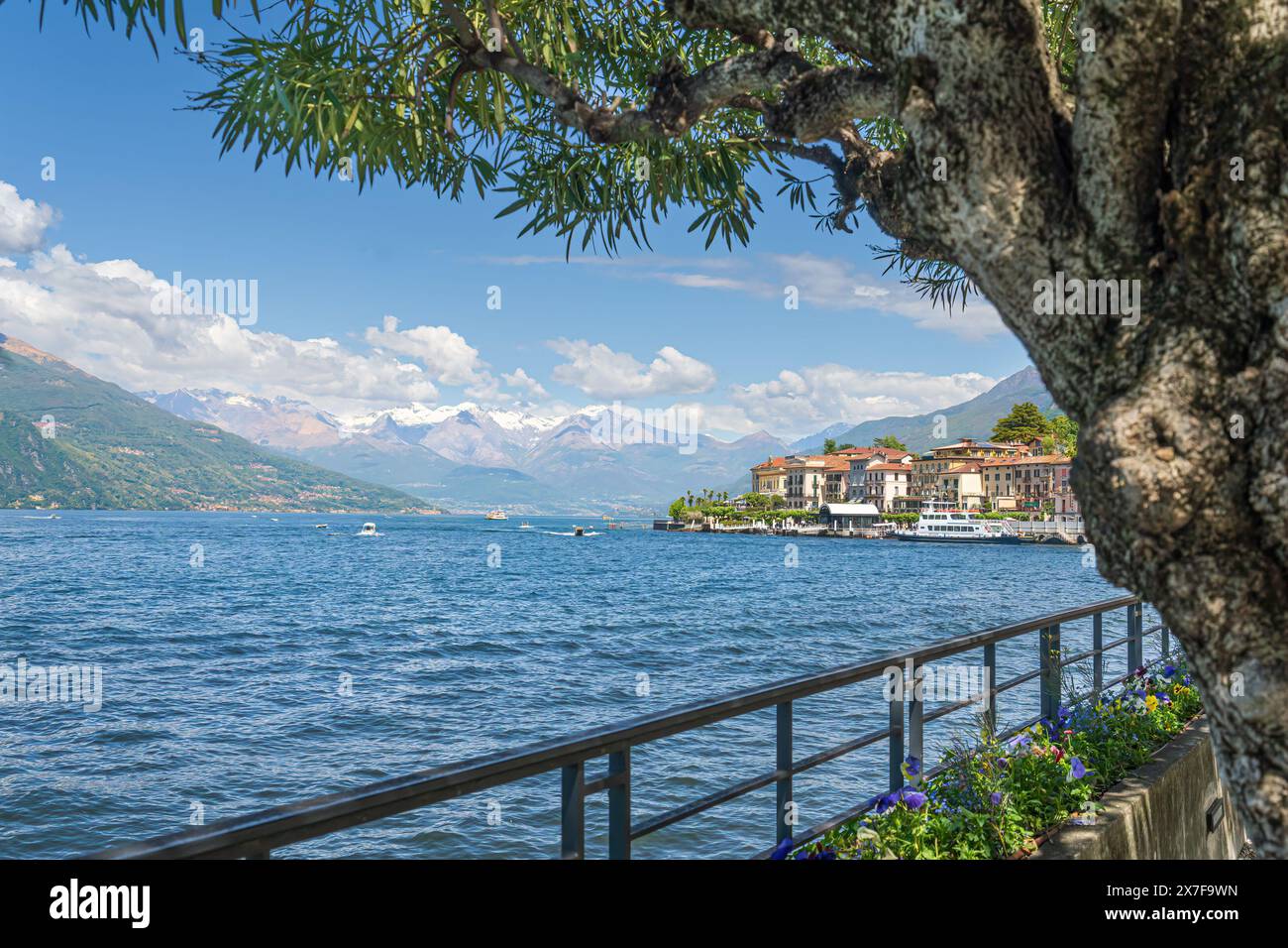 Como from across lake hi-res stock photography and images - Alamy