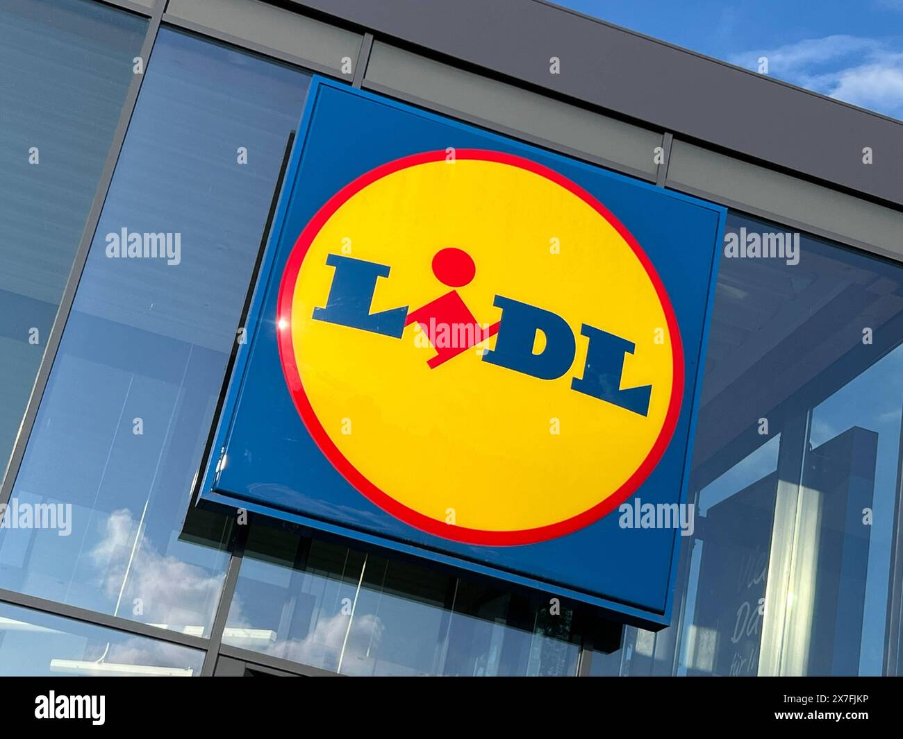 Außenwerbung LIDL Logo *** Outdoor advertising LIDL logo Copyright ...