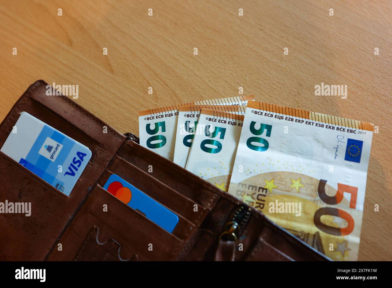 Geldbörse mit Geldscheinen *** Wallet with banknotes Copyright: xLobeca ...