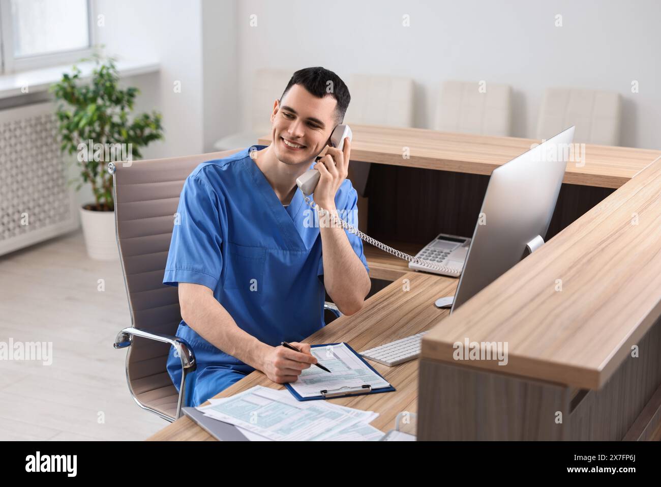 Medical worker reception computer hi-res stock photography and images ...
