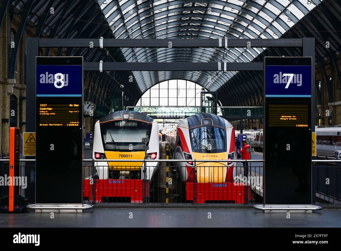 Class 700 EMU and Azuma high speed trains at platform ends, King's ...