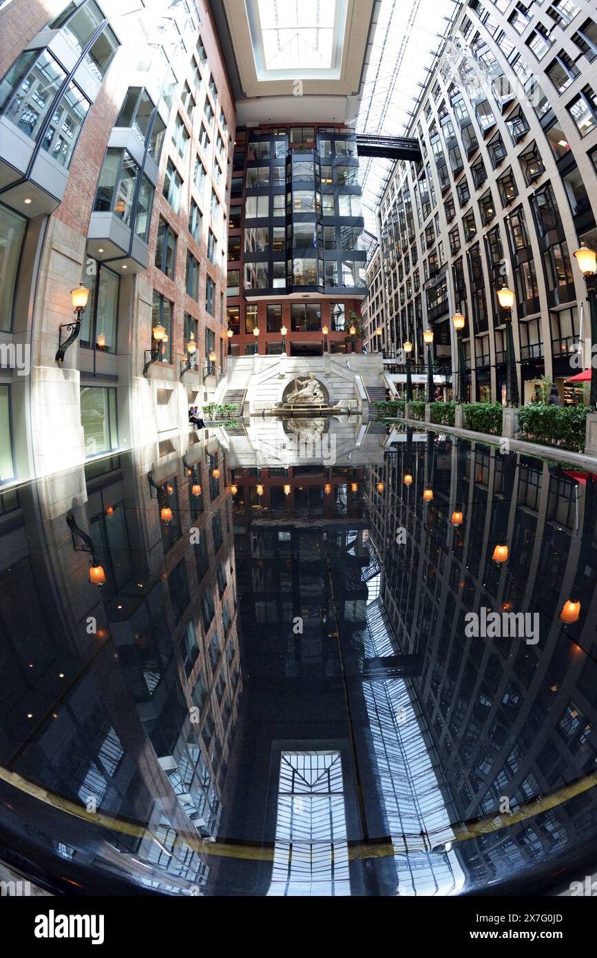 Underground city of Montréal Stock Photo - Alamy