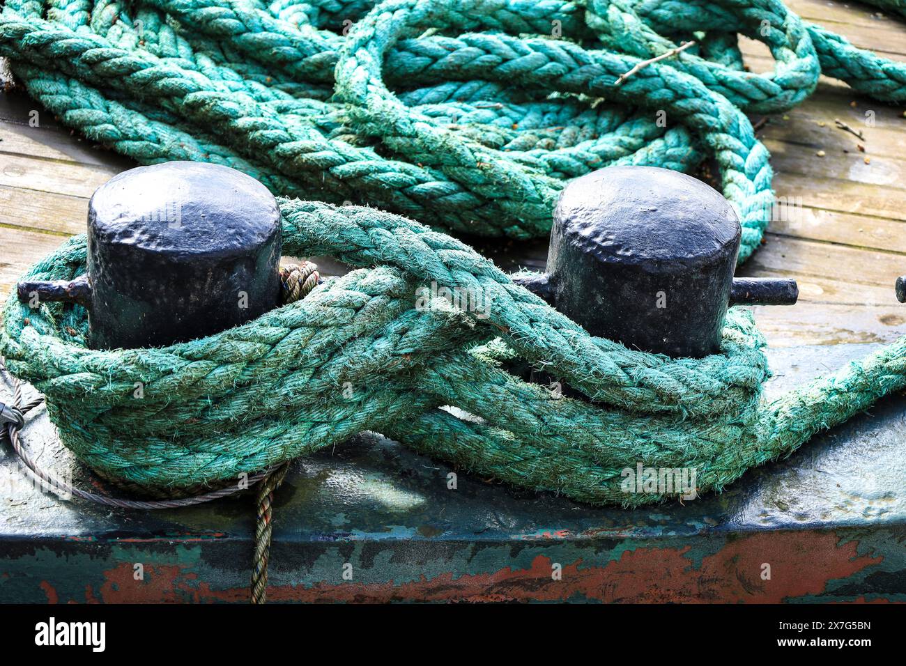 Old ropes and mooring post in the dockyard in Bristol city, England ...