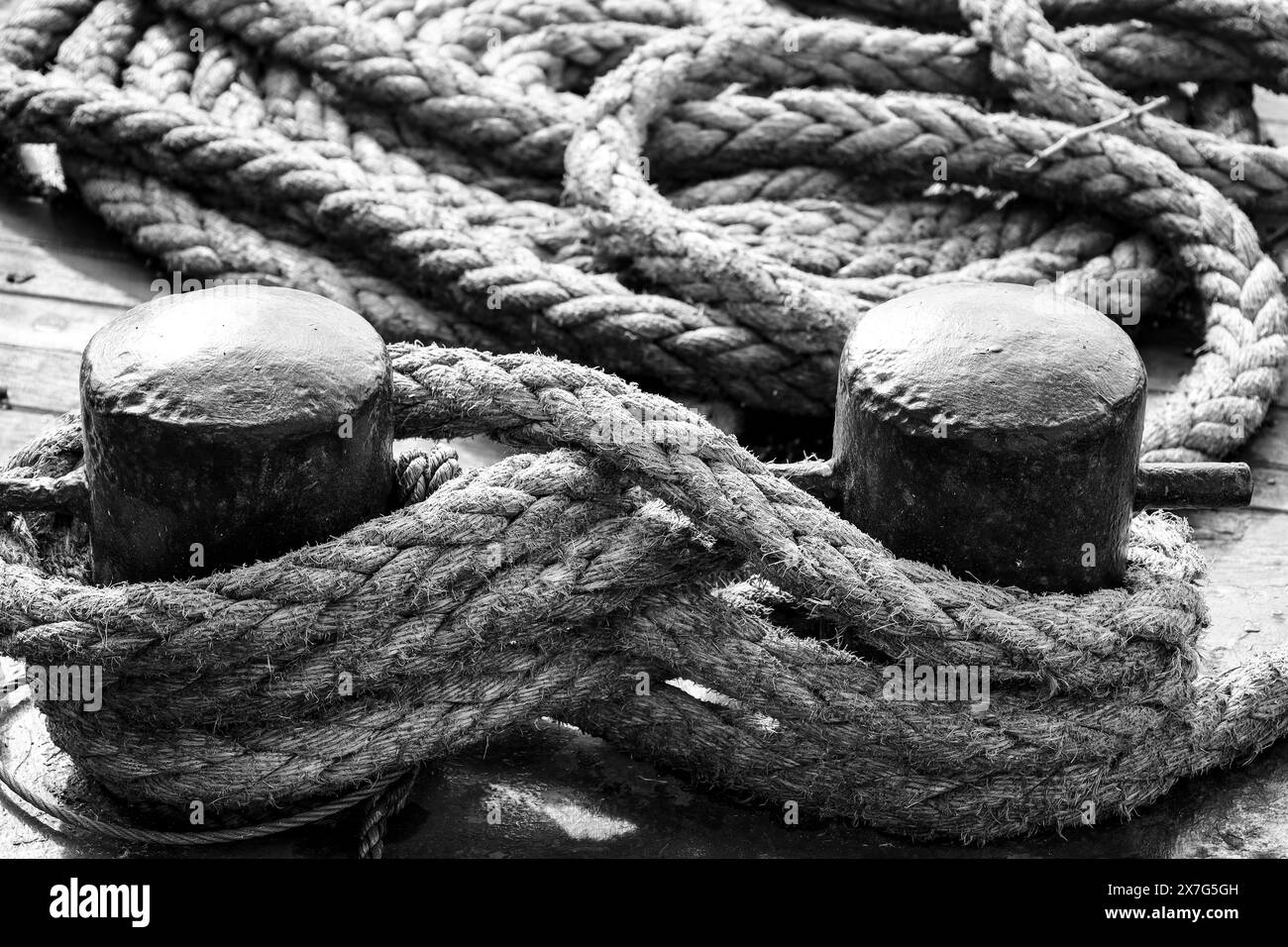 Old ropes and mooring post in the dockyard in Bristol city, England ...