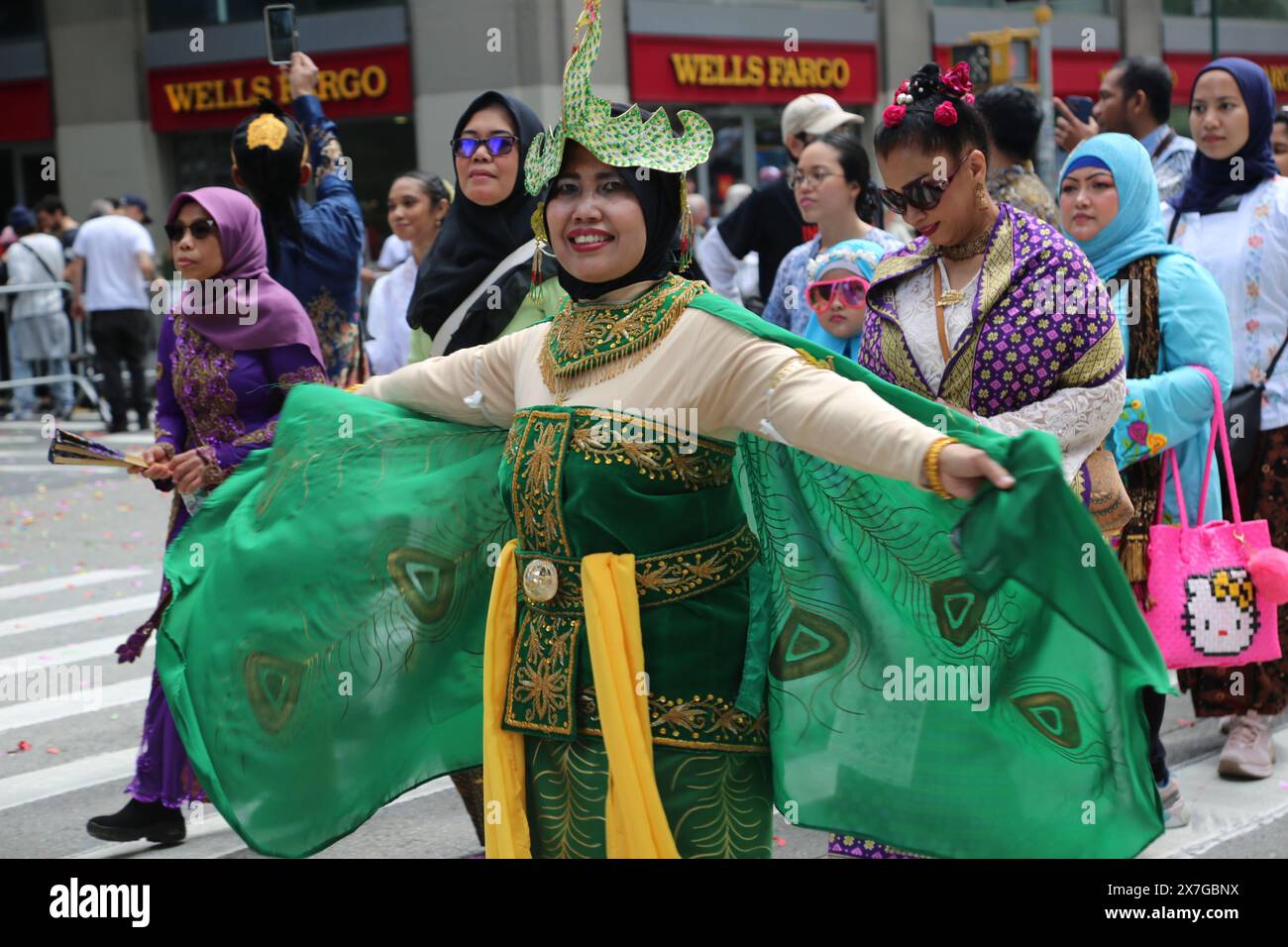 (240520) --NEW YORK, May 20, 2024 (Xinhua) -- People participate in the ...