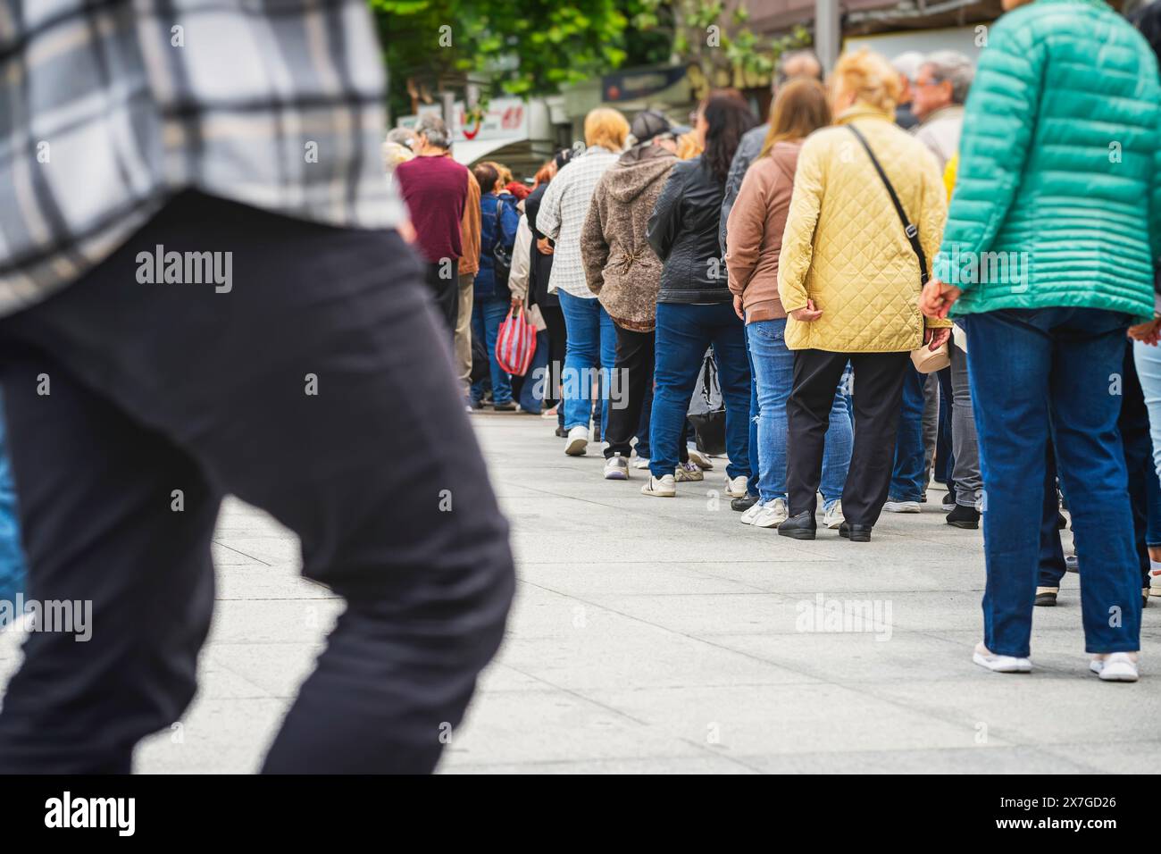 Long line of people outside store hi-res stock photography and images ...