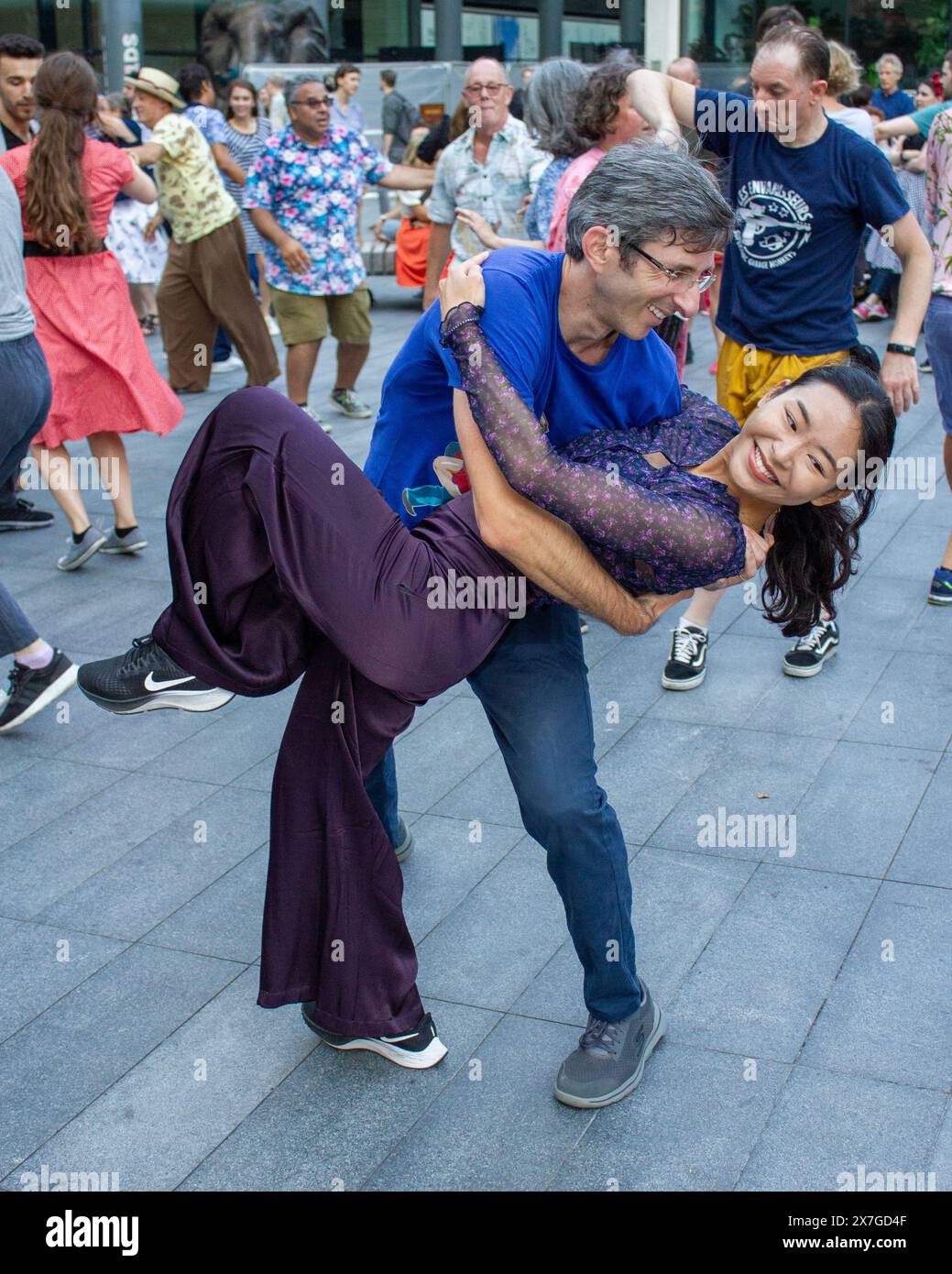 Swing dancers in the street Stock Photo - Alamy