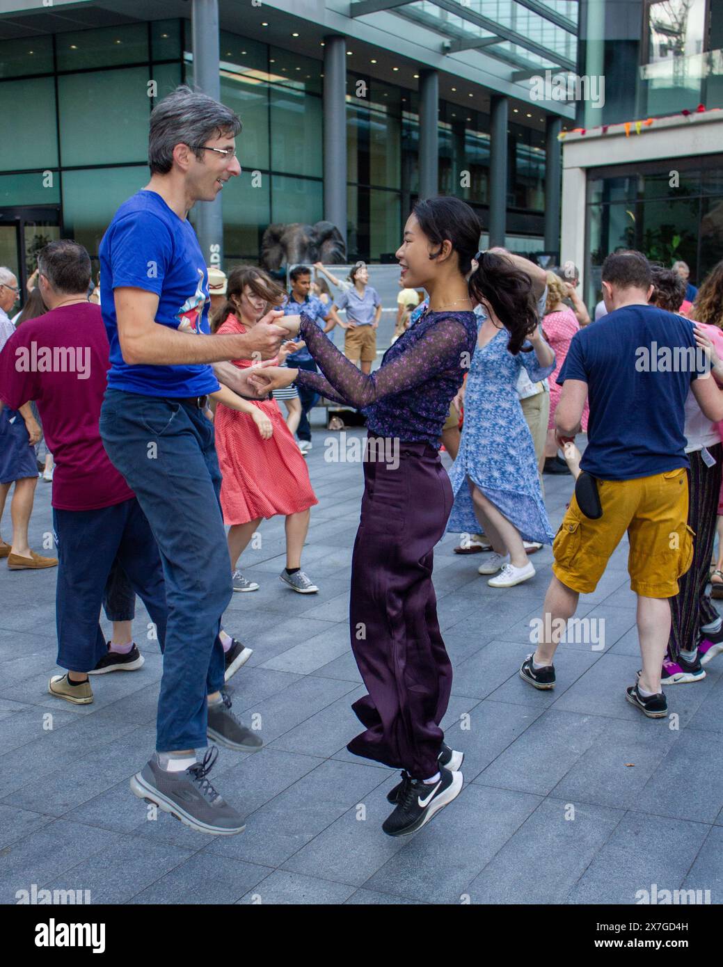 Swing dancers in the street Stock Photo - Alamy