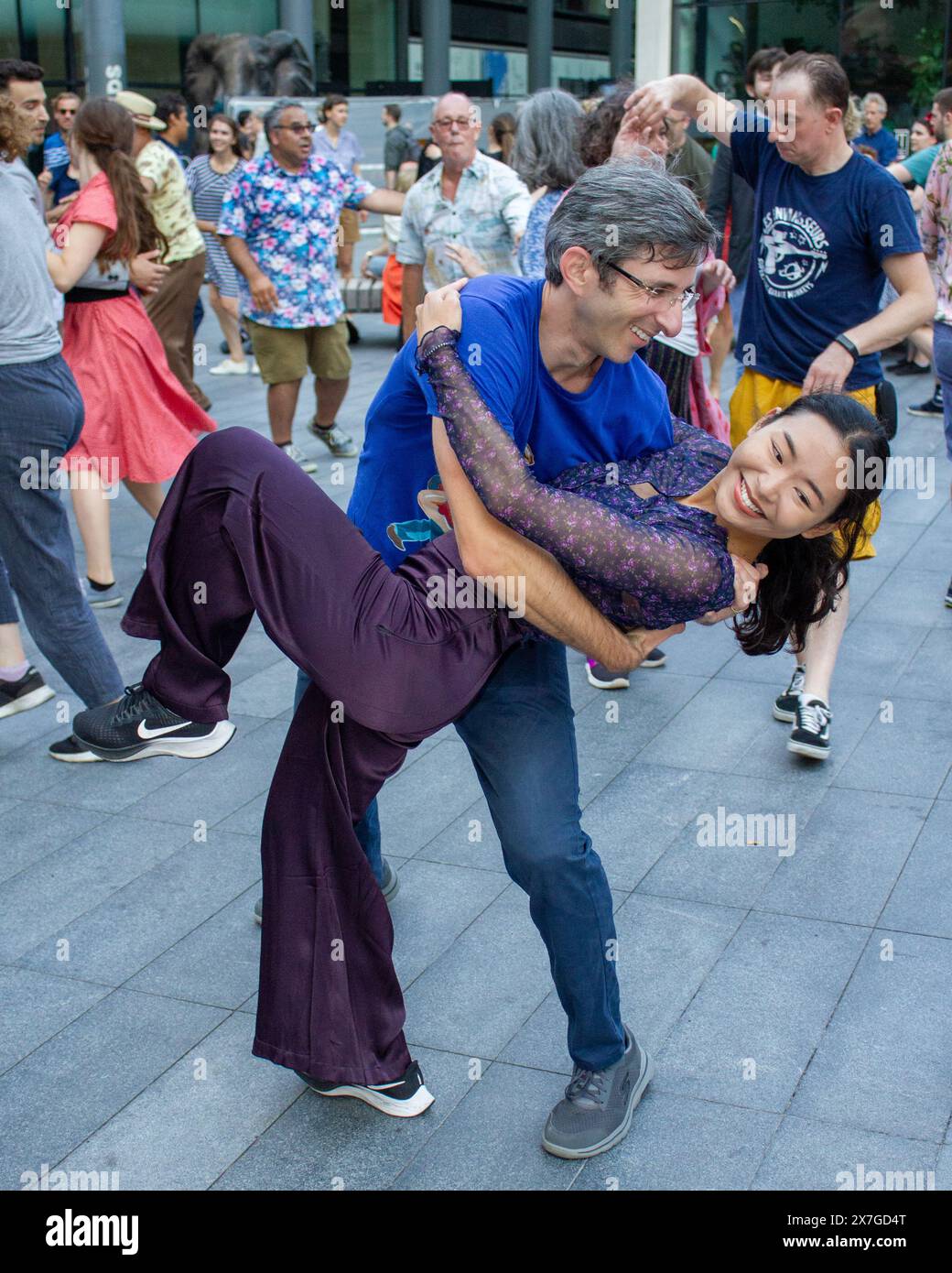 Swing dancers in the street Stock Photo - Alamy