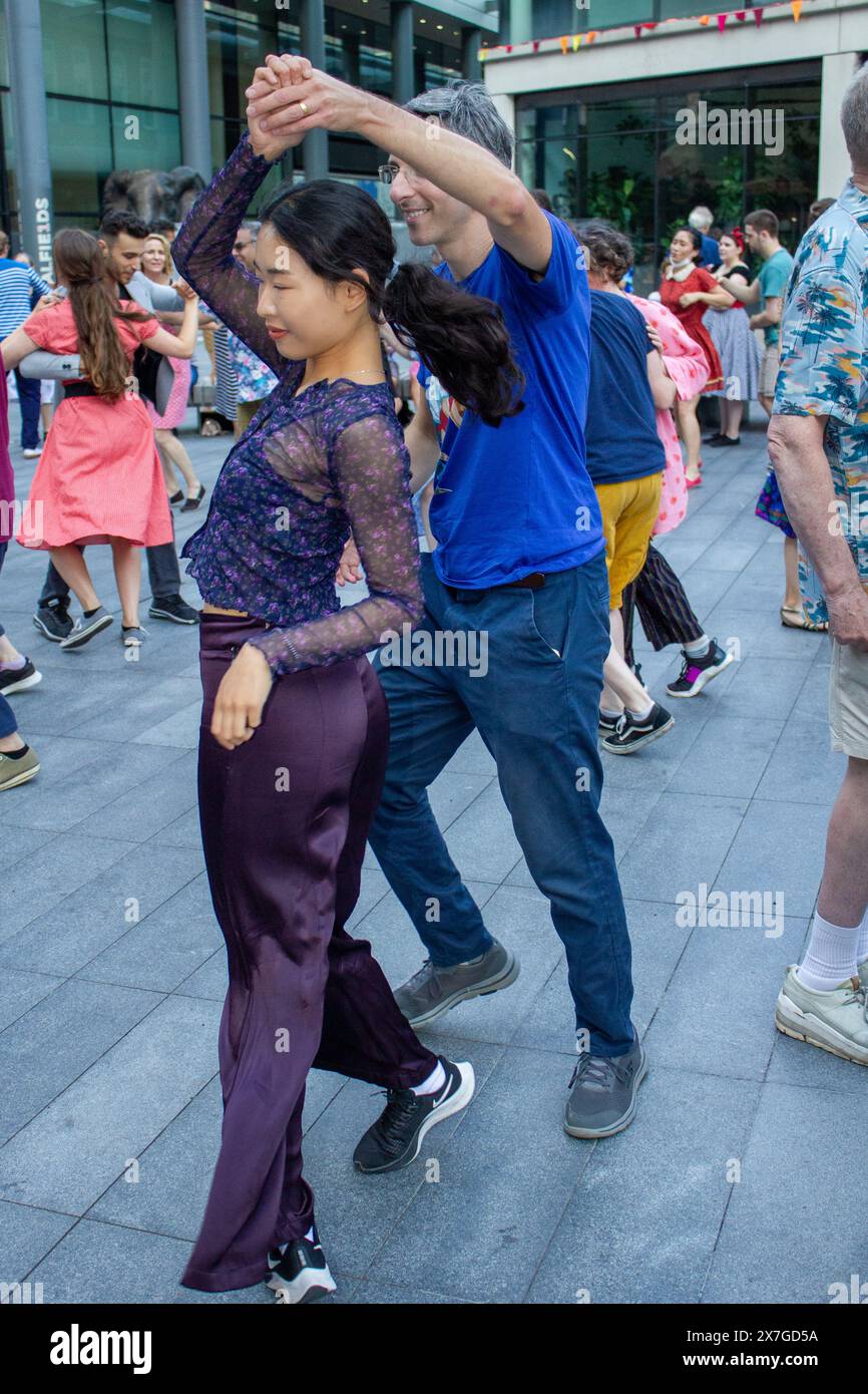 Swing dancers in the street Stock Photo - Alamy