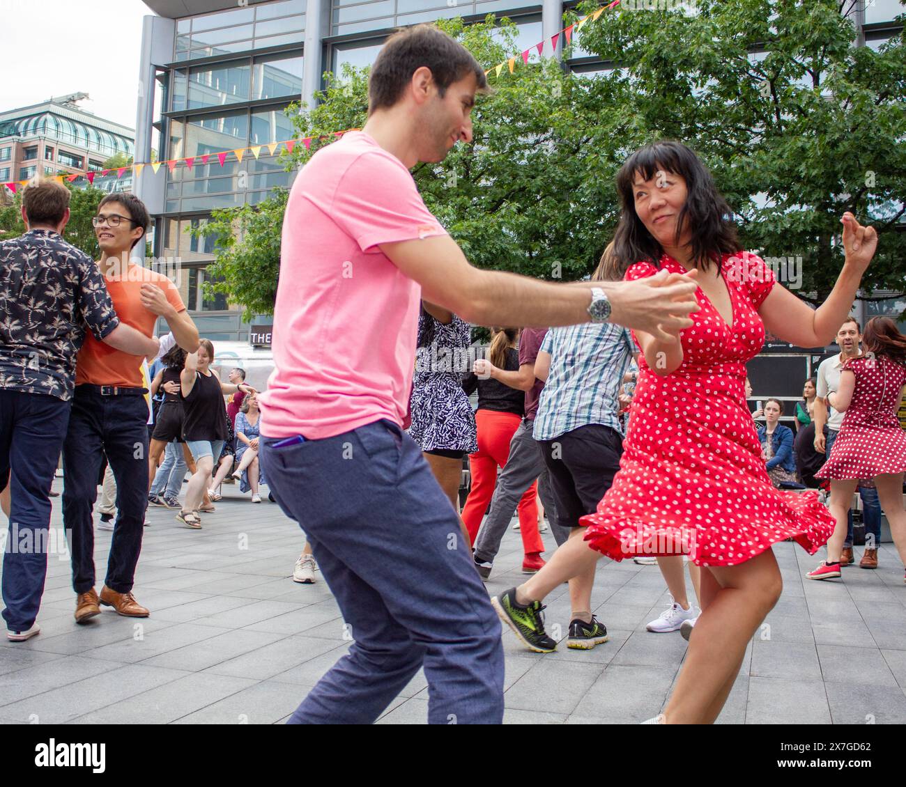 Swing dancers in the street Stock Photo - Alamy