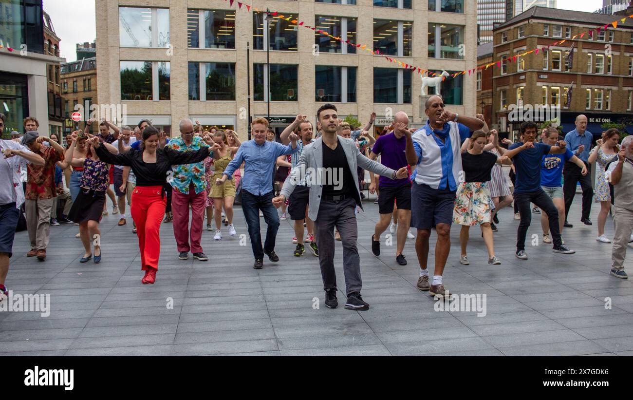 Swing dancers in the street Stock Photo - Alamy