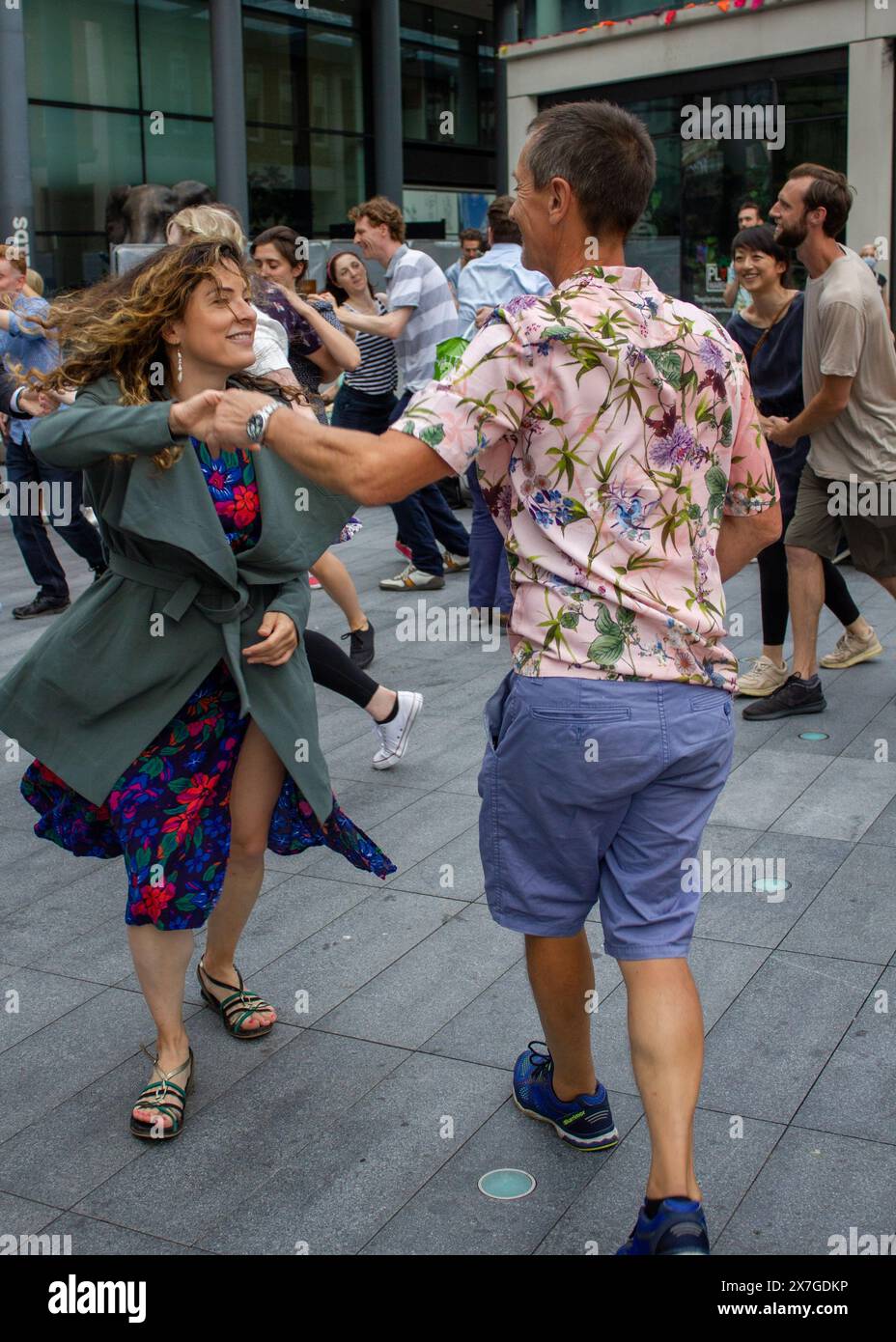 Swing dancers in the street Stock Photo - Alamy