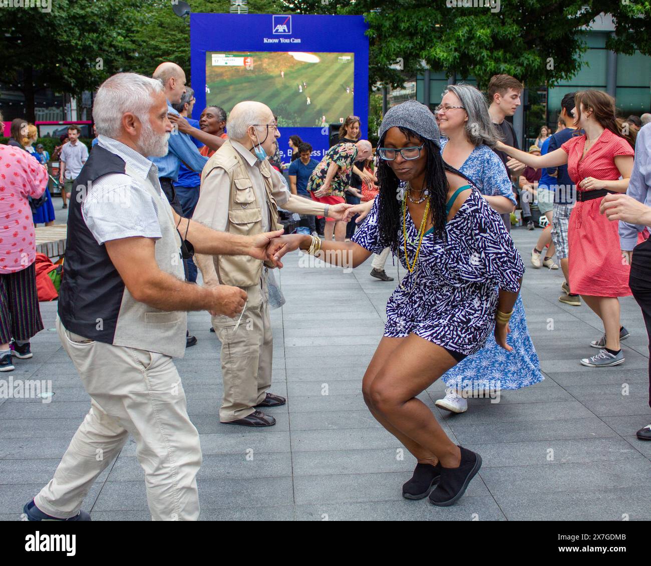 Swing dancers in the street Stock Photo - Alamy