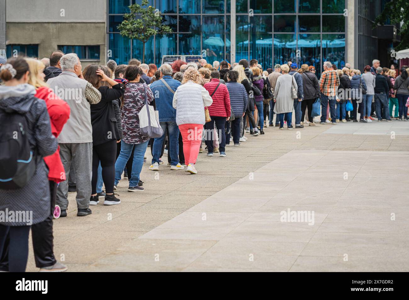 Man men male female line queue waiting hi-res stock photography and ...